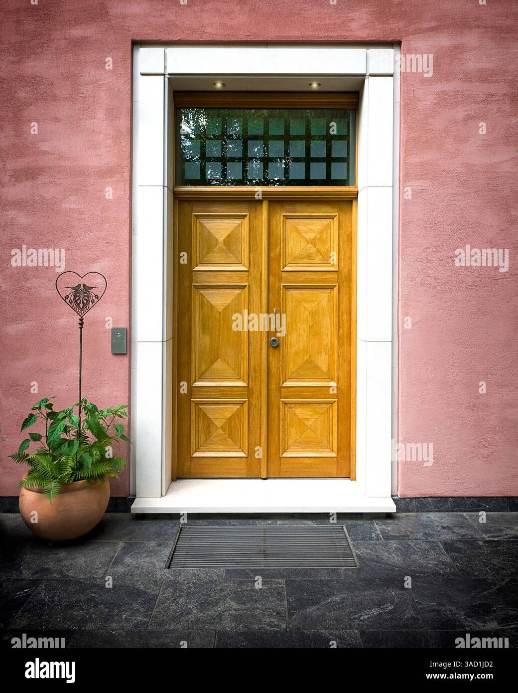 Traditional front door entrance hi-res stock photography and images - Alamy