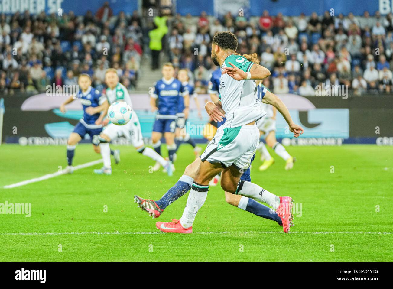 Brooklyn Ezeh (Hannover 96 37) mit einer Flanke in die Mitte 2 ...