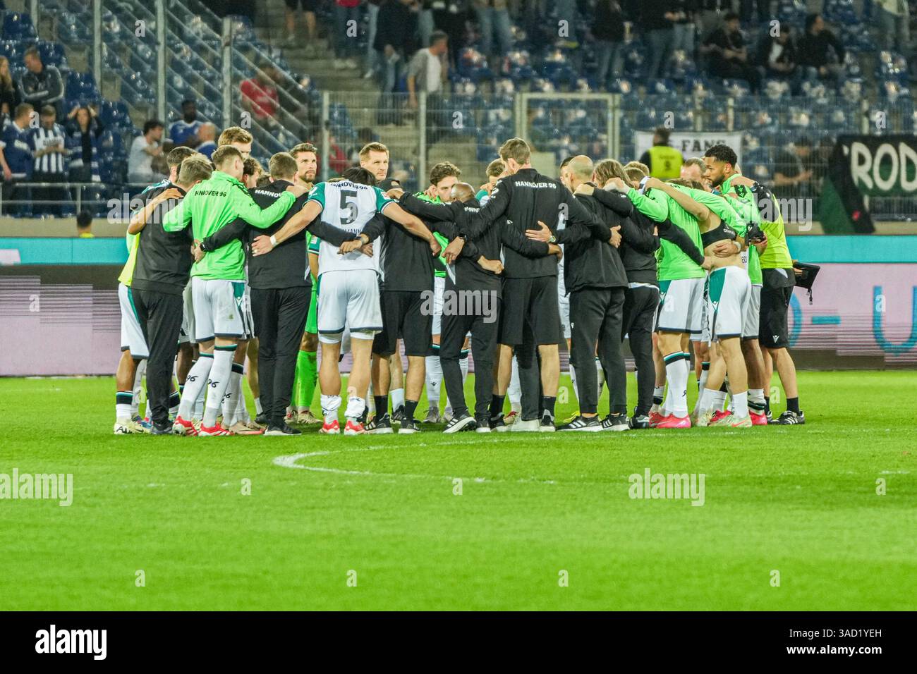 Hannover 96 nach dem Spiel im Manschaftskreis 2. Fussball Bundesliga ...