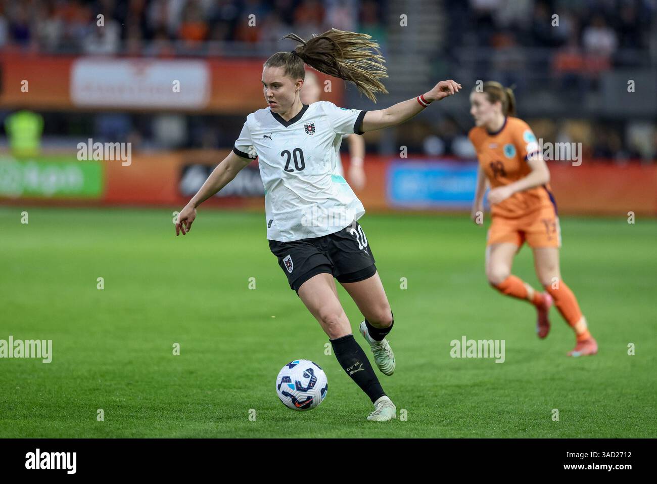 v.li.: Lilli Purtscheller (Österreich, 20) am Ball, Einzelbild ...