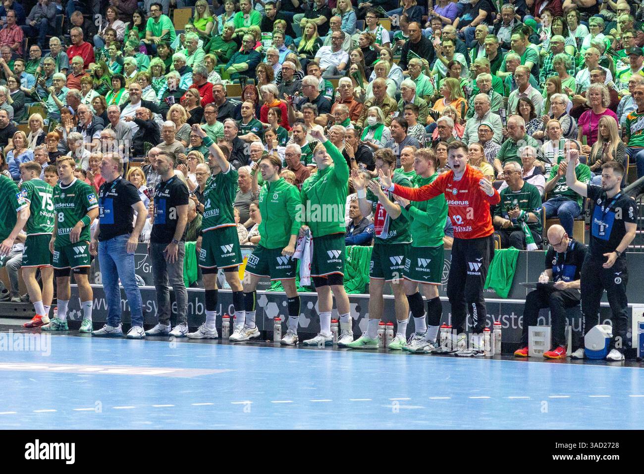 Die Mannschaft der HSG Wetzlar bejubelt ein Tor GER, HSG Wetzlar vs TVB Stuttgart Stuttgart ...