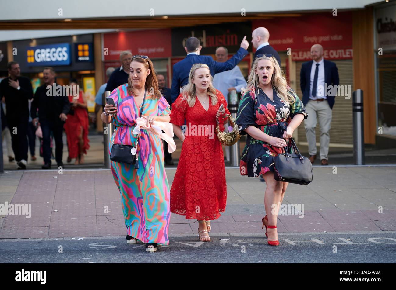 Liverpool, Merseyside, UK. 4th April 2025. Racegoers descend on ...