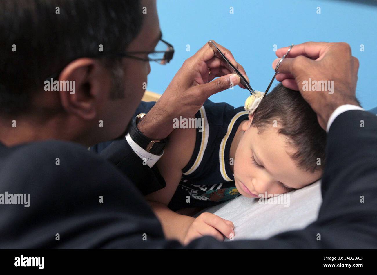 July 28, 2011 - Akron, OH, USA - Dr. Ananth Murthy, left, removes the ...