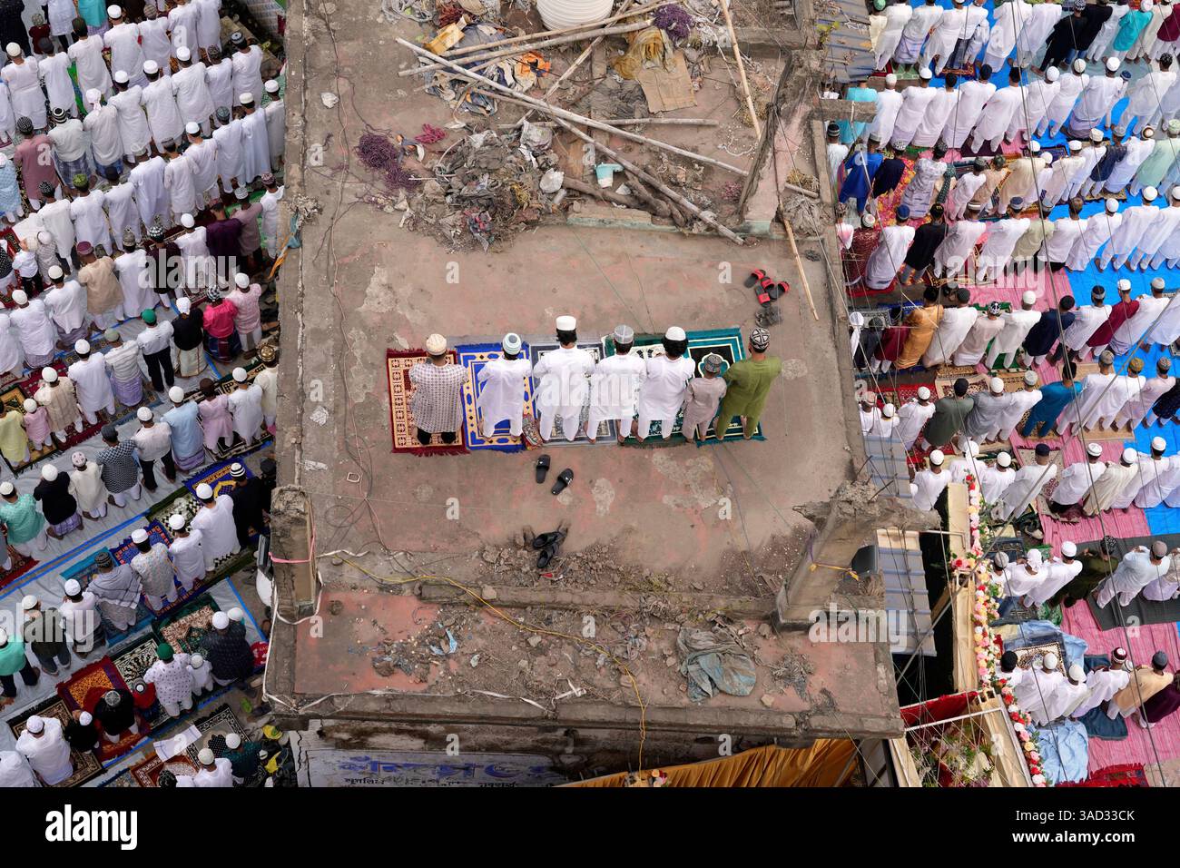 Muslims perform Eid al-Fitr prayers marking the end of the holy fasting ...