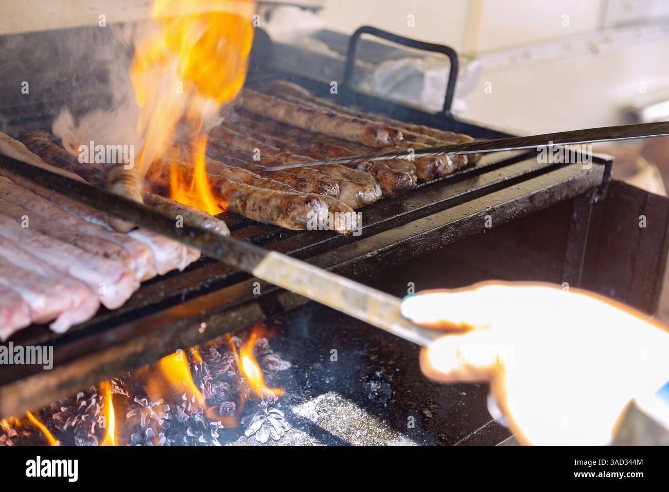 Germany, Bavaria, Coburg, Coburger Rauchbratwurst, Bratwurst stand on ...
