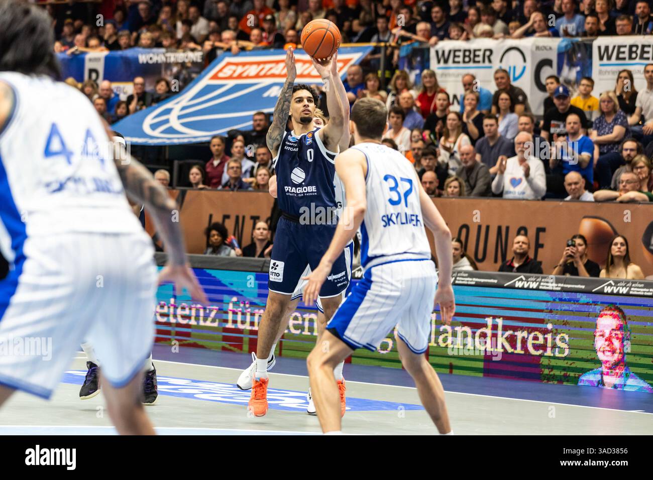 Michael Devoe (Syntainics MBC, No 0), Einaras Tubutis (Frankfurt ...