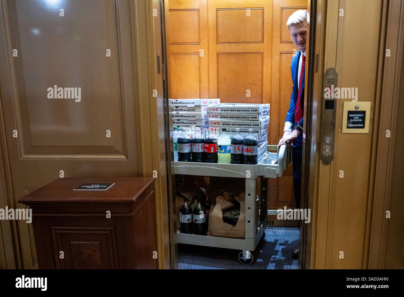UNITED STATES - APRIL 4: A Senate staffer delivers pizzas and drinks to ...
