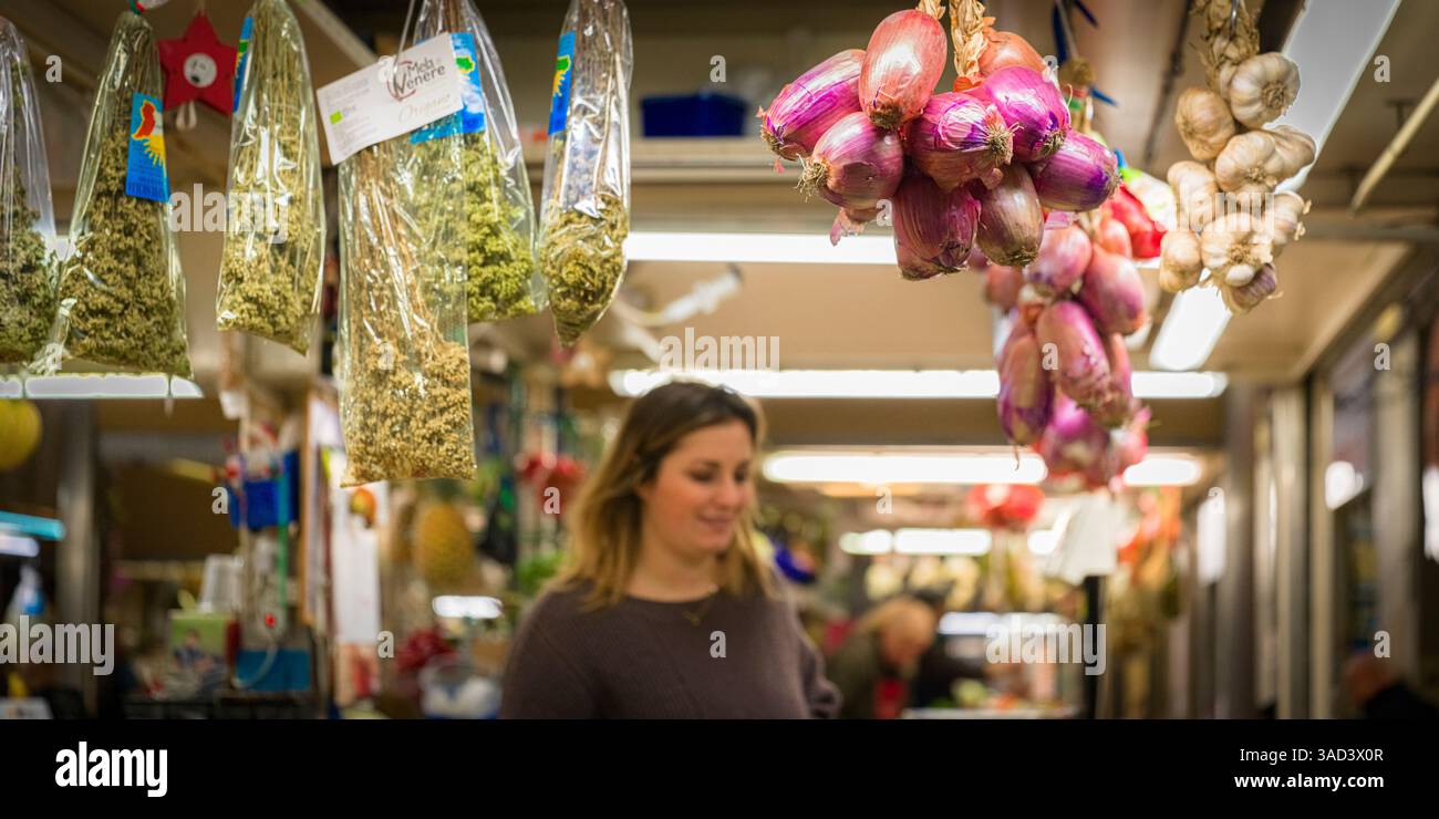 Italy, Bologna, Mercato delle Herbe, fruit and vegetable market Stock ...