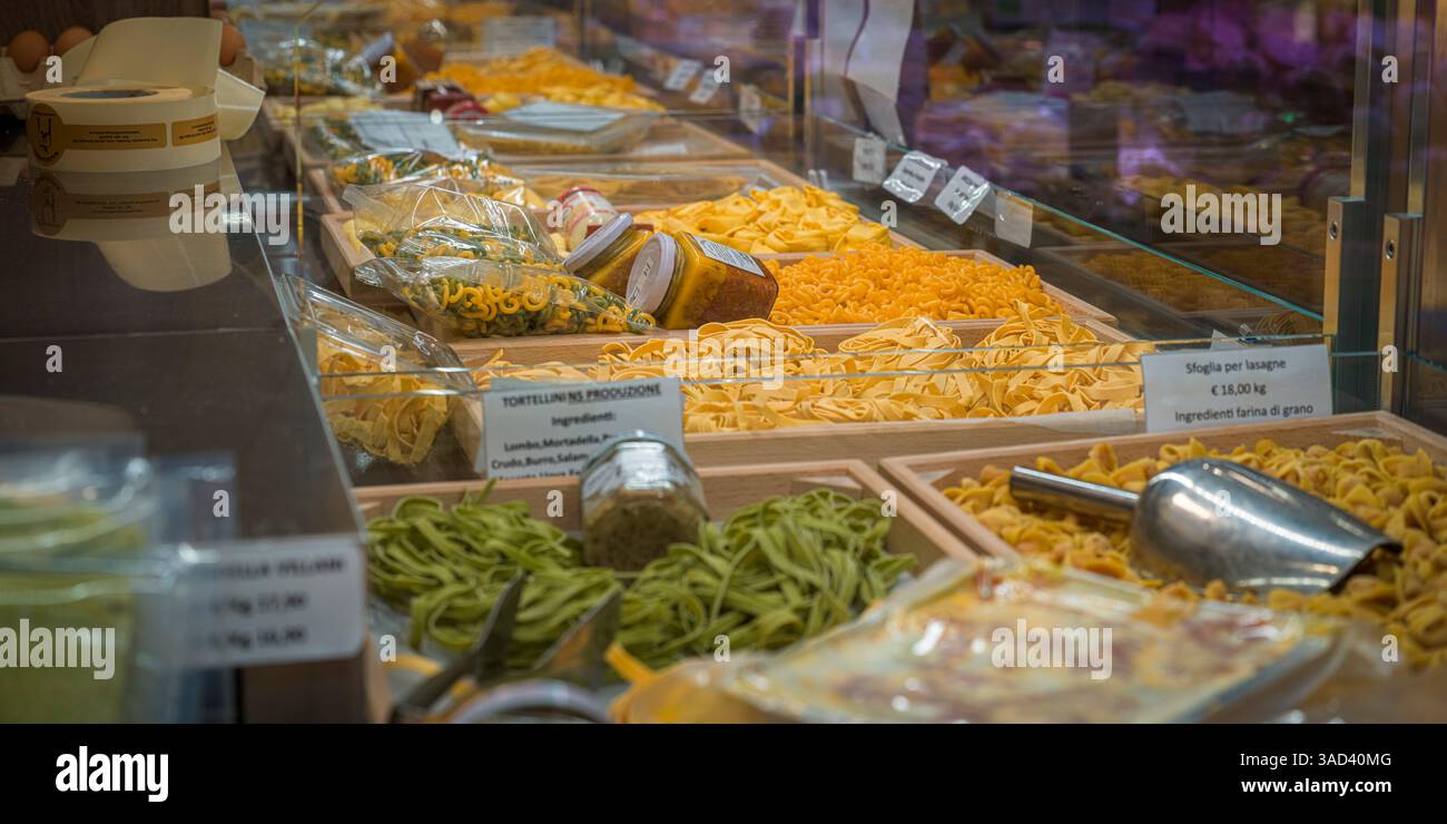 Bar displays hi-res stock photography and images - Alamy