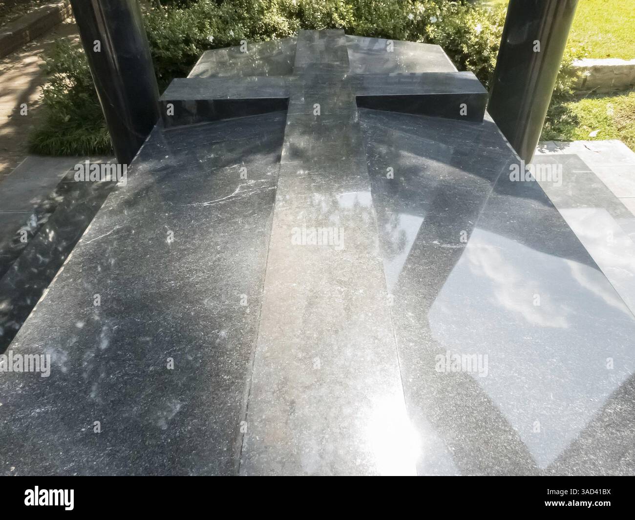 Kenny Rogers' burial site in Atlanta's Oakland Cemetery honors the ...