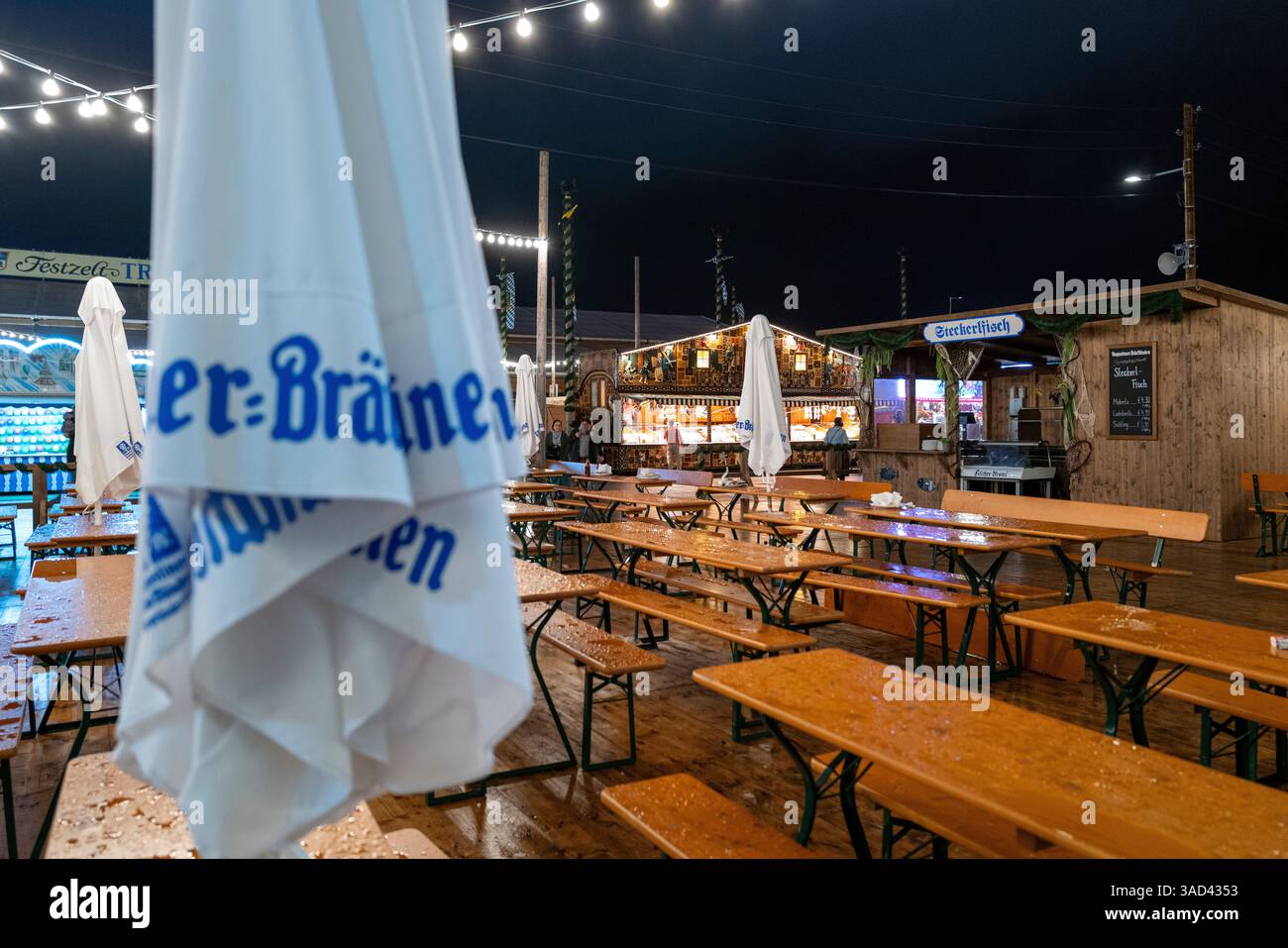 Oktoberfest wiesn beer garden hi-res stock photography and images - Alamy