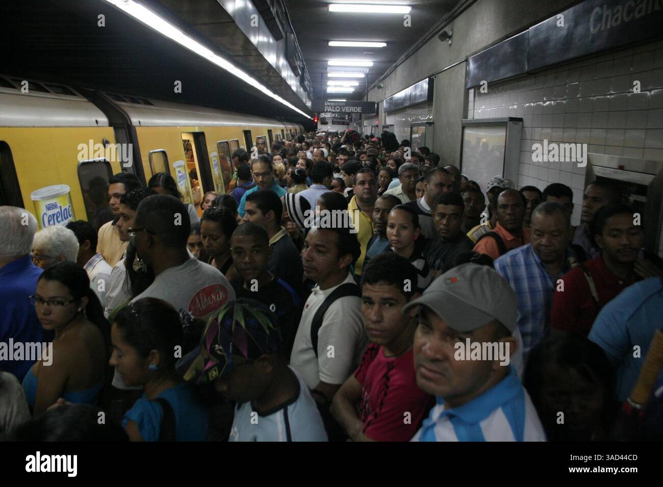 Usuarios de metro hi-res stock photography and images - Alamy