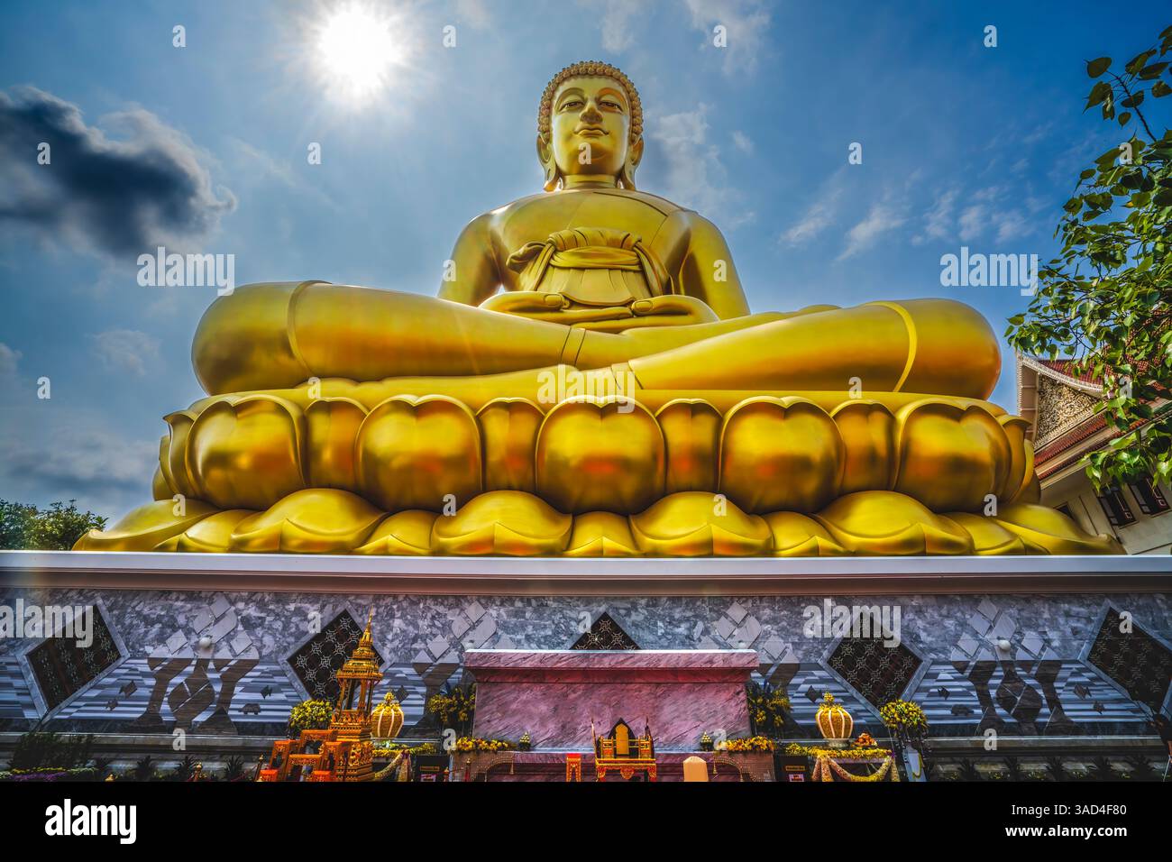 Largest golden Buddha, Wat Paknam Bhasicharoen in Bangkok, Thailand ...