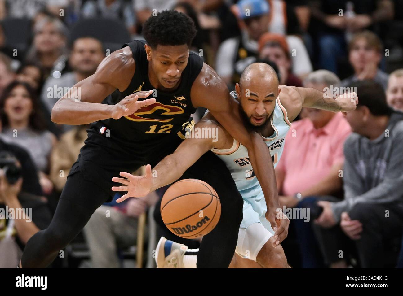 Cleveland Cavaliers forward De'Andre Hunter (12) and San Antonio Spurs ...