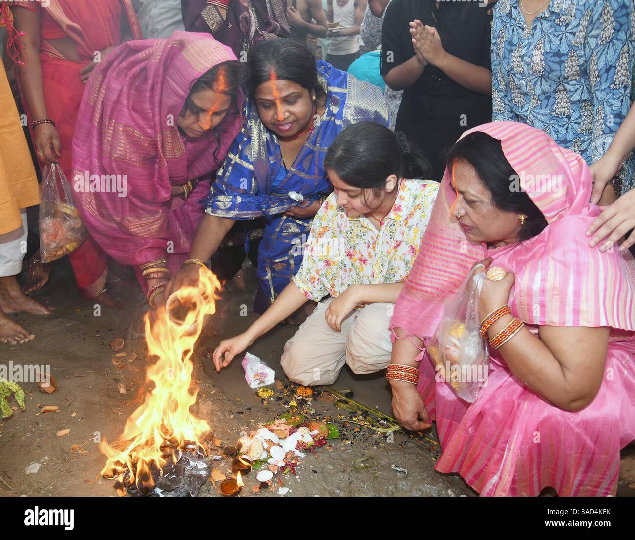 PATNA, INDIA - APRIL 4: Chhath devotees doing Hawan during Chaiti ...