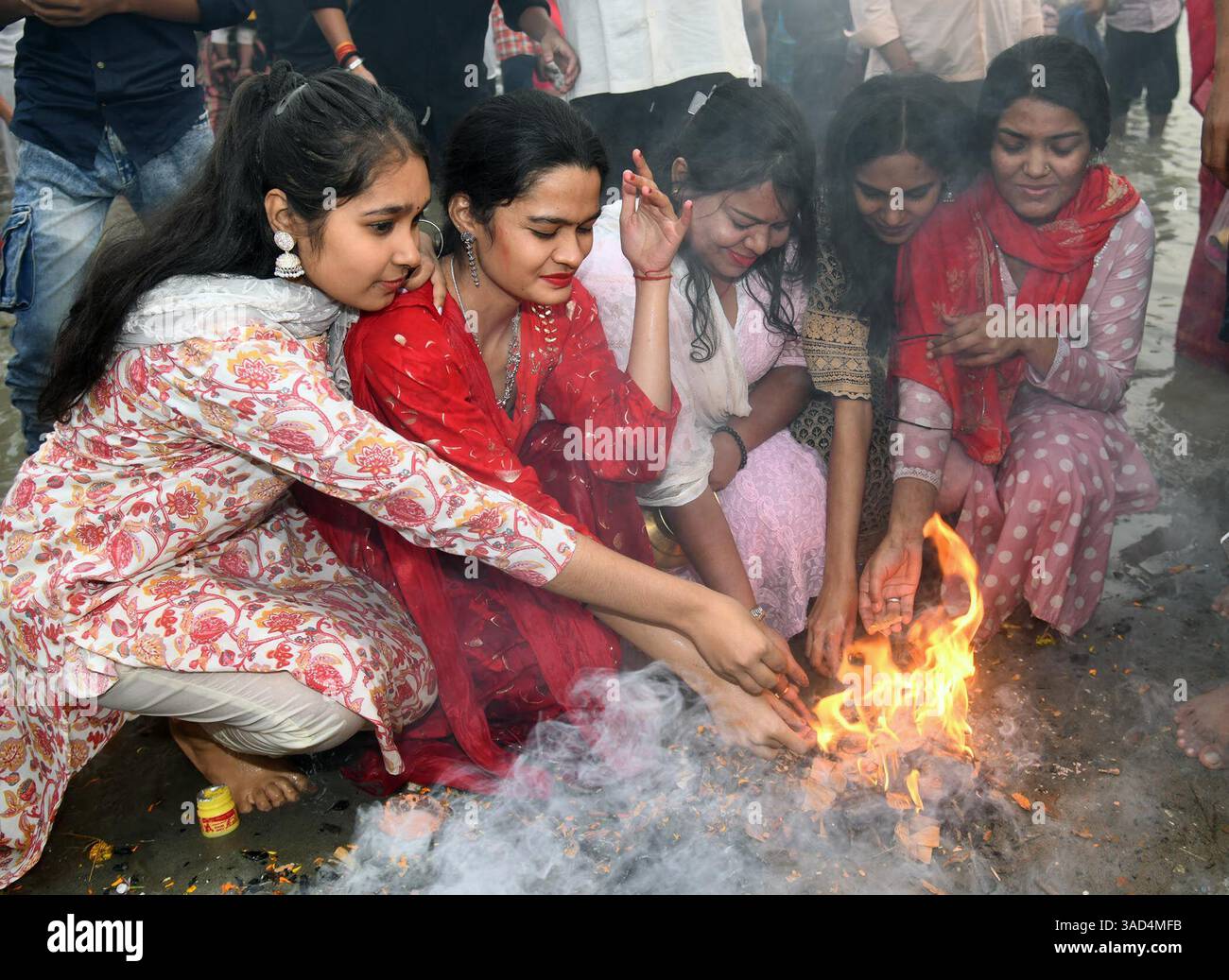 PATNA, INDIA - APRIL 4: Chhath devotees doing Hawan during Chaiti ...