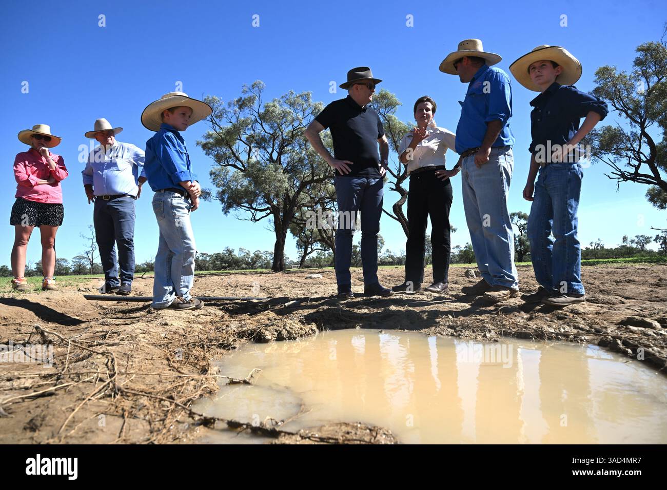 Longreach, Australia. 05th Apr, 2025. Australian Prime Minister Anthony ...