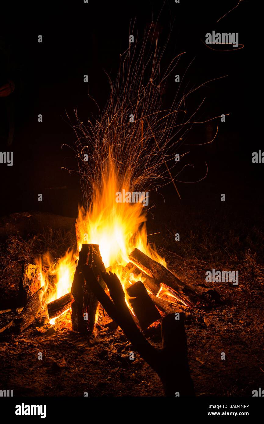 Campfire night tent stars hi-res stock photography and images - Alamy