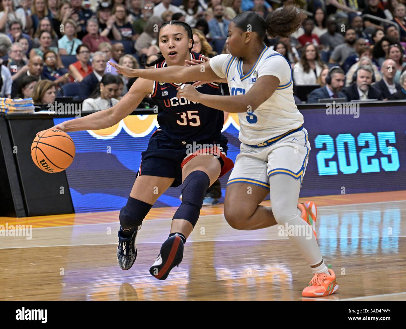 Tampa, United States. 04th Apr, 2025. UConn guard Azzi Fudd (35) tries ...