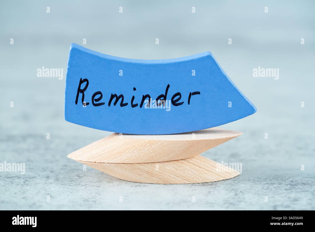 Reminder word written with black letters on the blue wooden board on ...