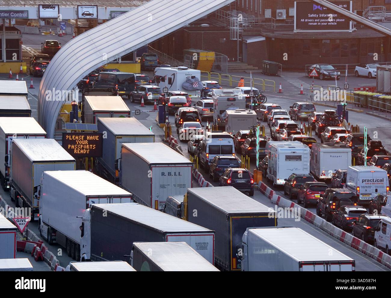Passengers and freight lorries queue for ferries at the Port of Dover ...