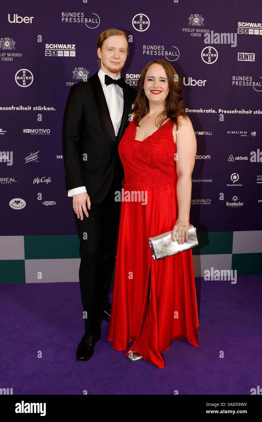 Ricarda Lang mit Ehemann Florian Wilsch beim 72. Bundespresseball 2025 im Hotel Adlon Kempinski ...