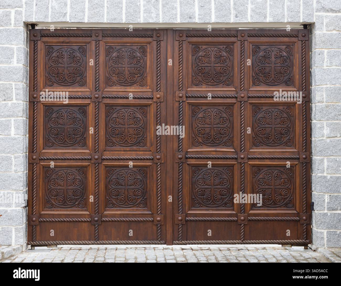 beautiful wooden gates with wood carvings Stock Photo - Alamy