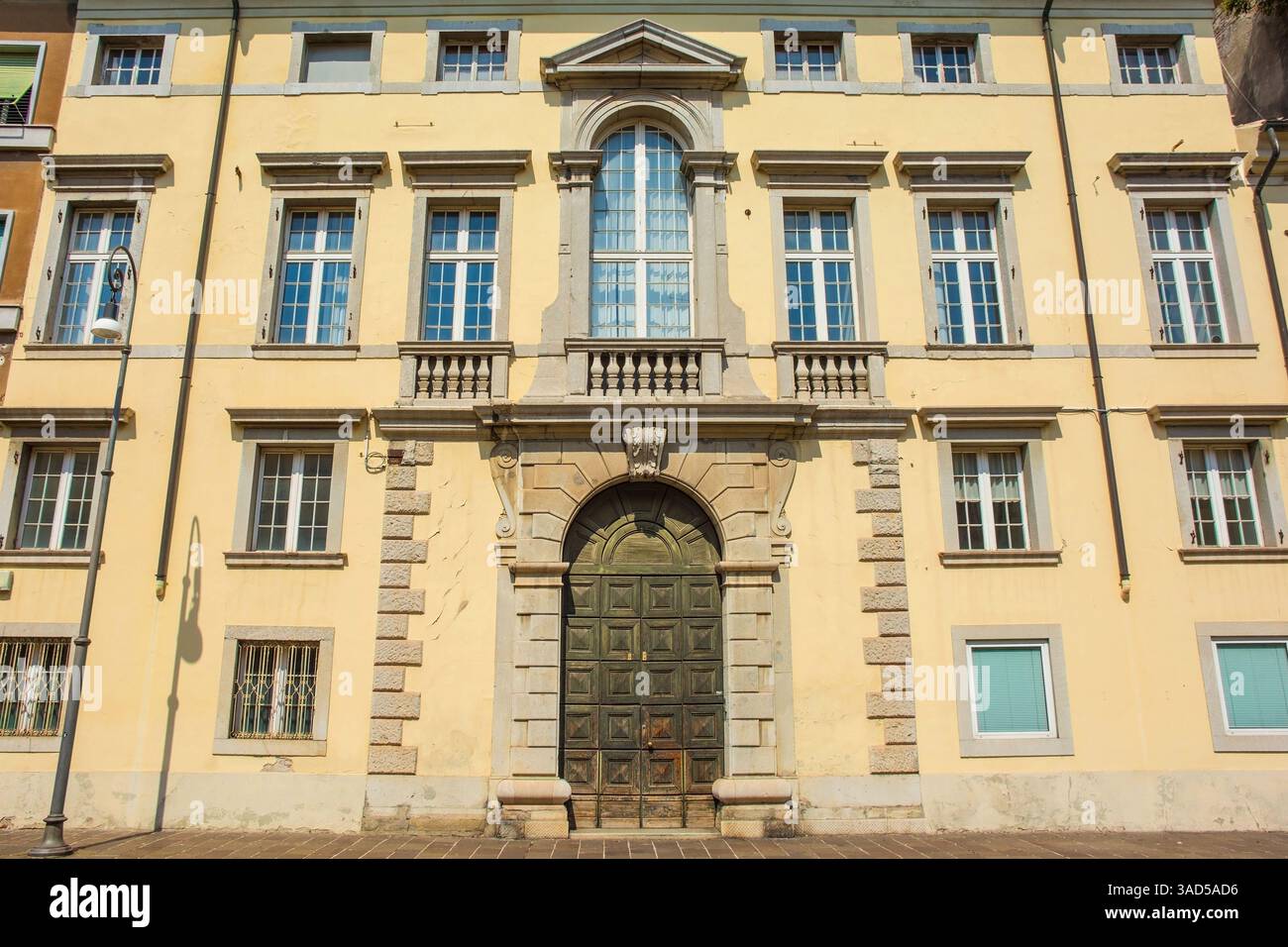 Neo baroque windows balcony hi-res stock photography and images - Alamy