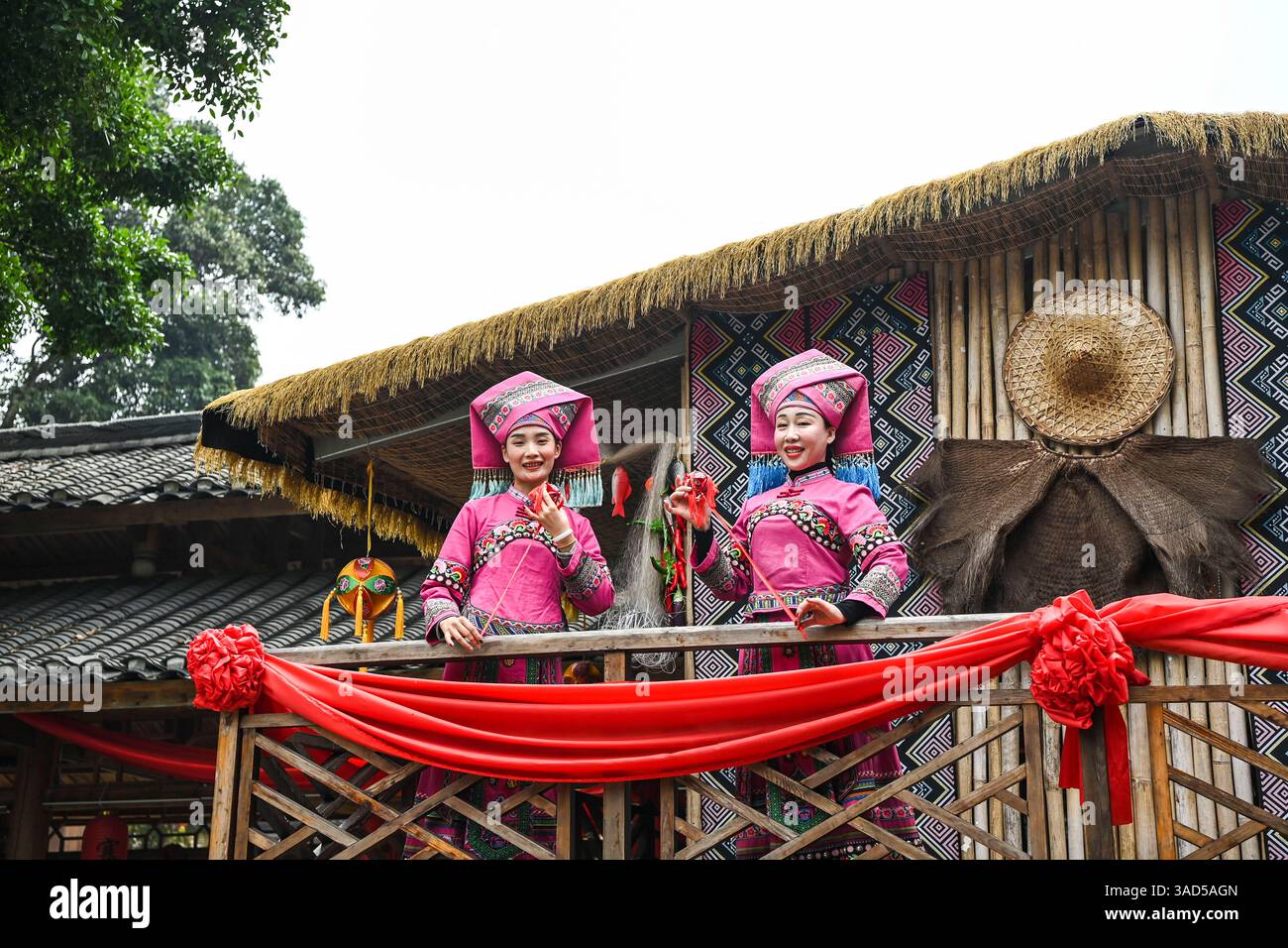 (250405) -- NANNING, April 5, 2025 (Xinhua) -- Artists performs with ...