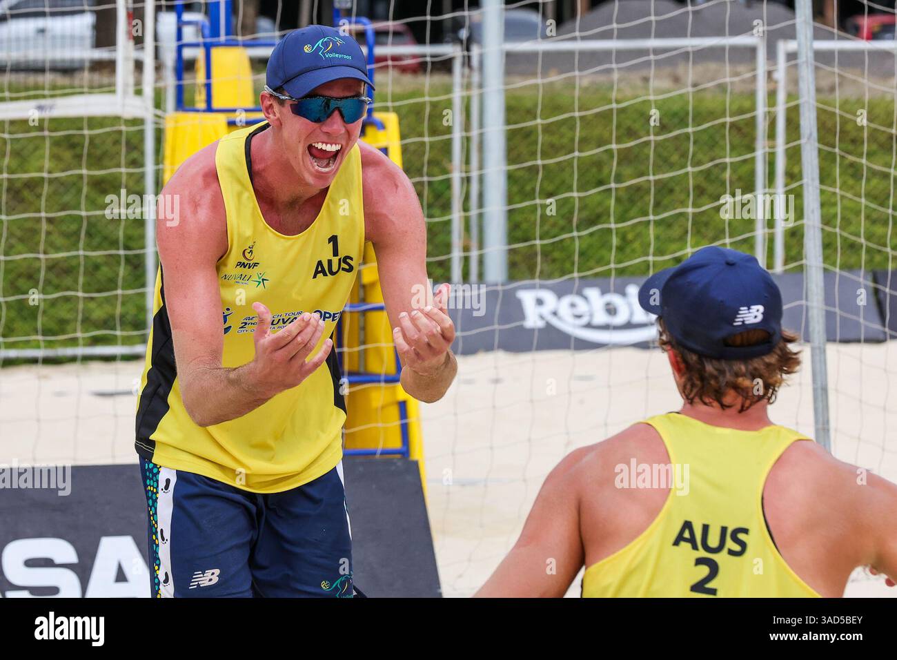 (250405) -- LAGUNA PROVINCE, April 5, 2025 (Xinhua) -- Paul Burnett (L ...