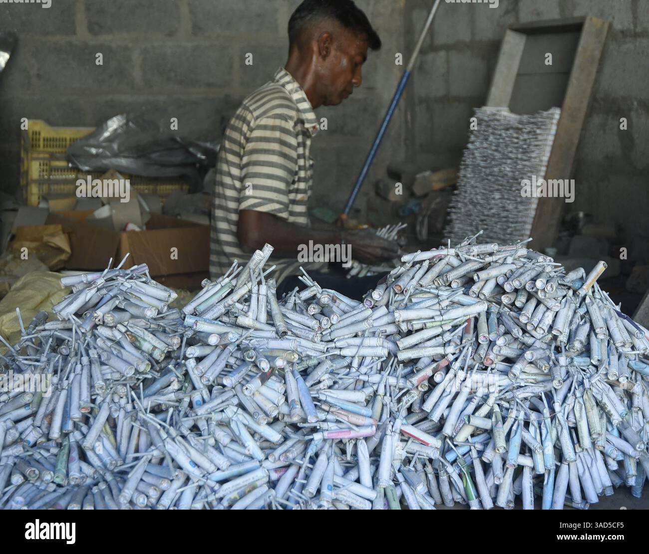 (250405) -- KIMBULAPITIYA, April 5, 2025 (Xinhua) -- A worker packs ...
