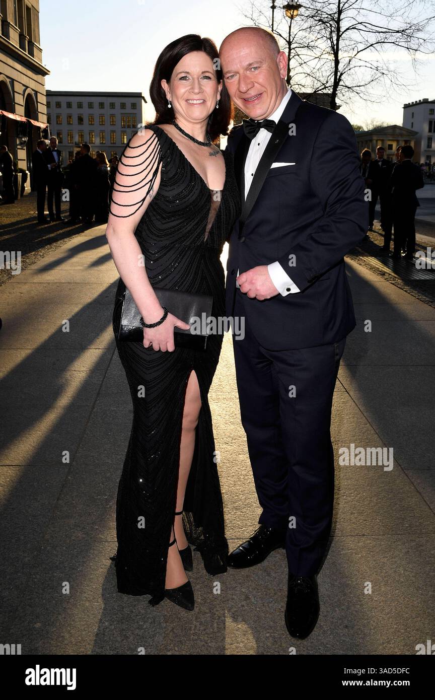 Kai Wegner mit Partnerin Katharina Günther-Wünsch beim 72. Bundespresseball 2025 im Hotel Adlon ...