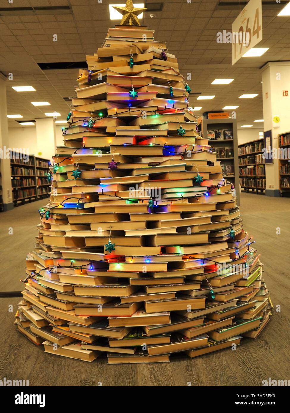 Christmas tree and books hi-res stock photography and images - Alamy