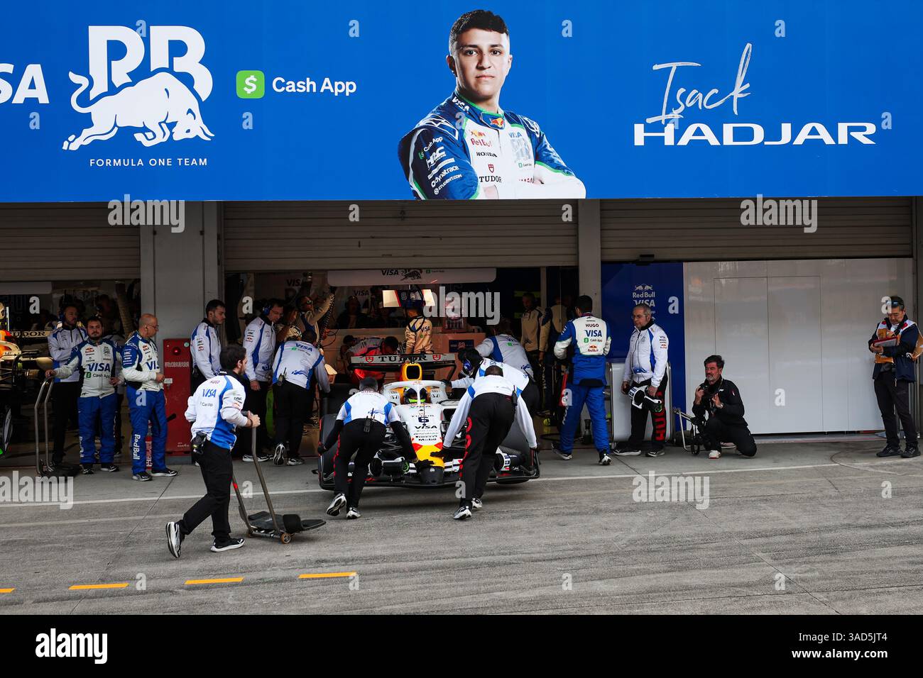 06 HADJAR Isack (fra), Visa Cash App RB F1 Team VCARB02, action pitlane, garage, box, during the ...