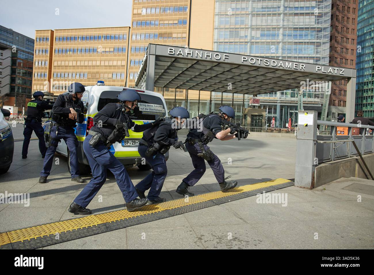05 April 2025, Berlin: Armed police forces take part in an emergency ...