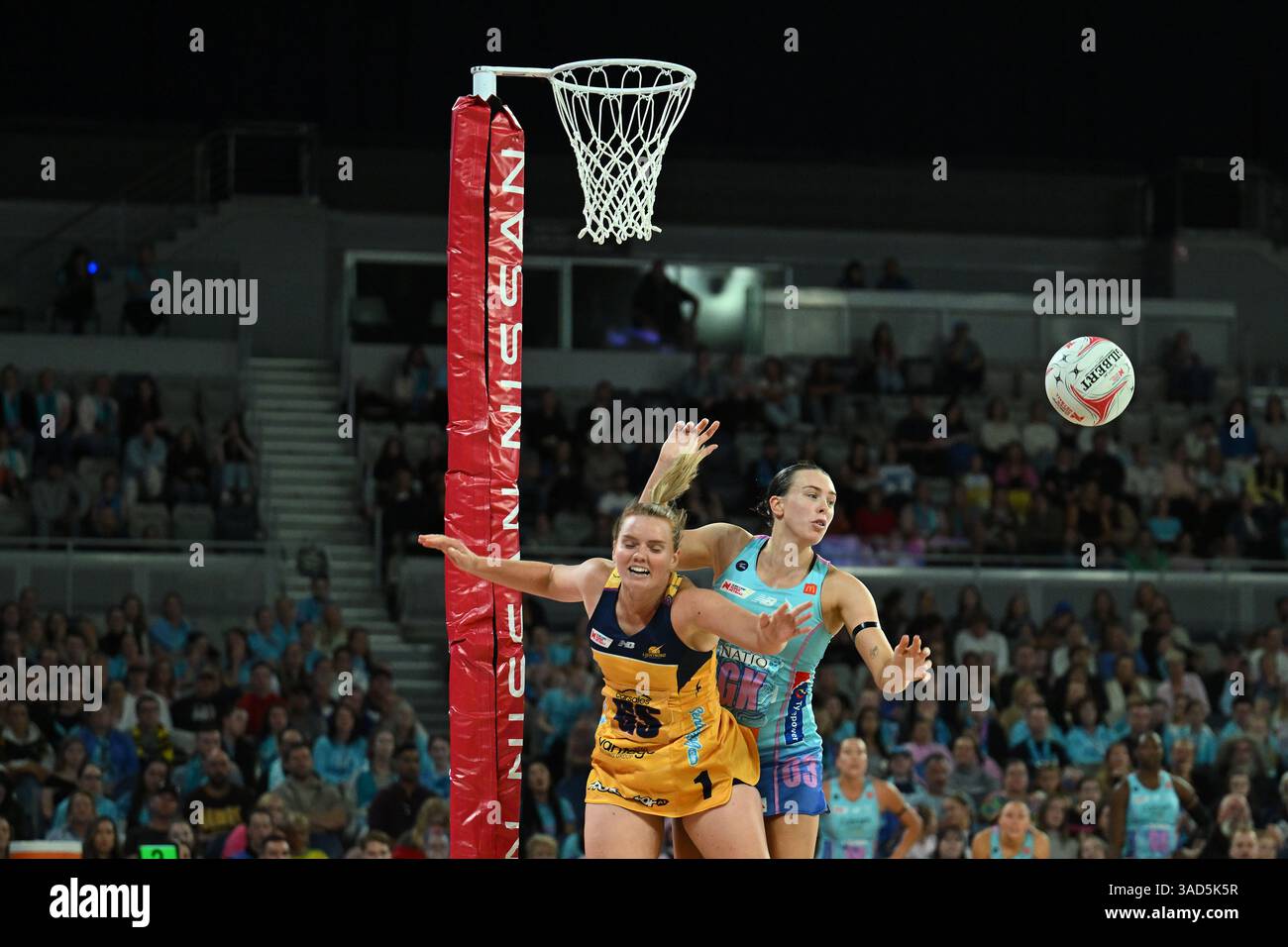 Melbourne, Australia. 05th Apr, 2025. Steph Fretwell of the Lightning ...