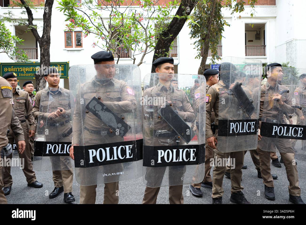 Crowd control police prevent clashes between two groups of protesters ...
