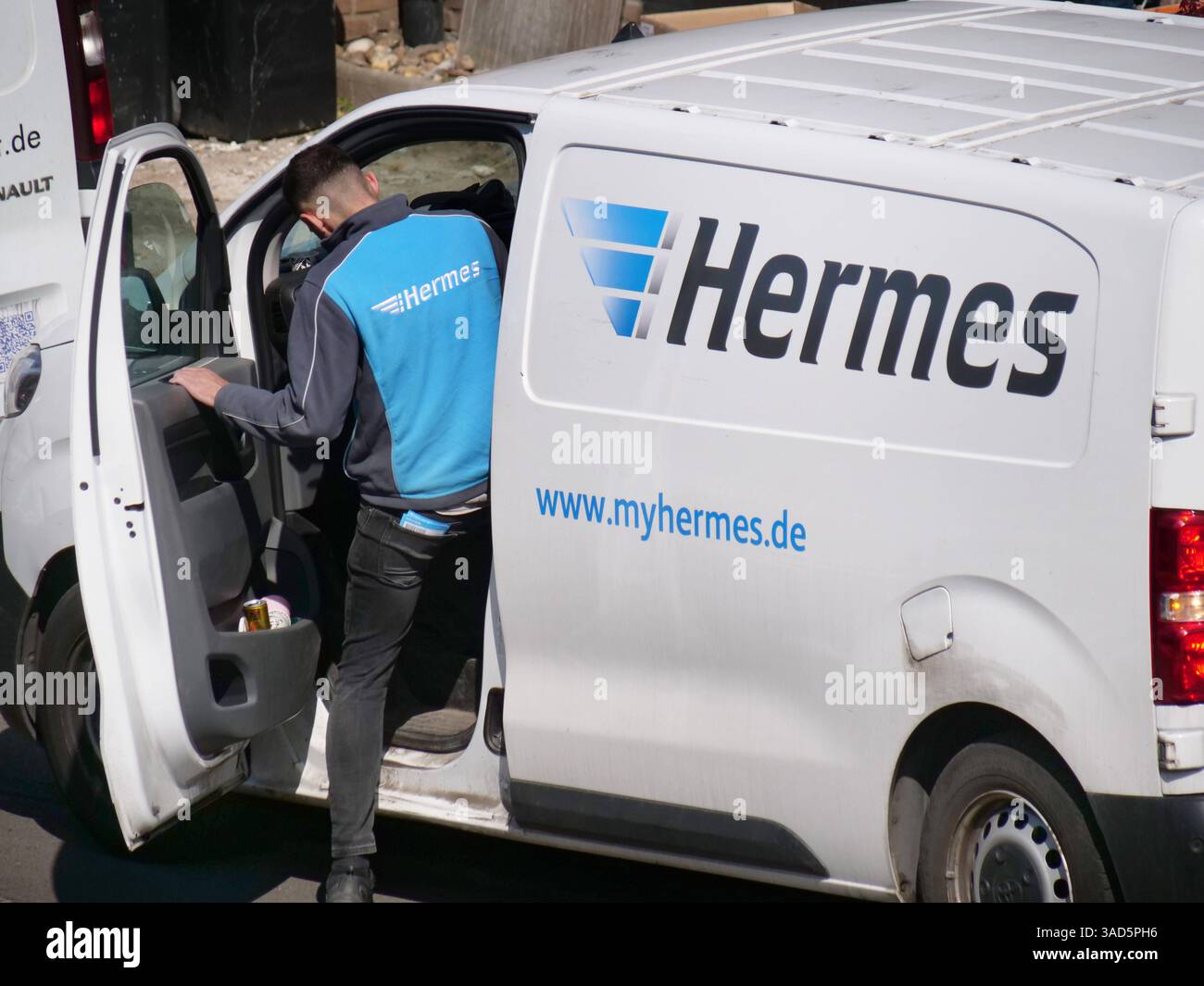 Hermes Paketfahrer bei der Auslieferung. Hermes *** Hermes parcel ...