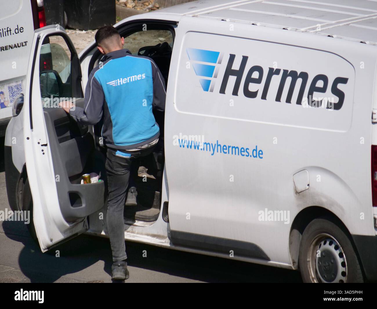 Hermes Paketfahrer bei der Auslieferung. Hermes *** Hermes parcel ...
