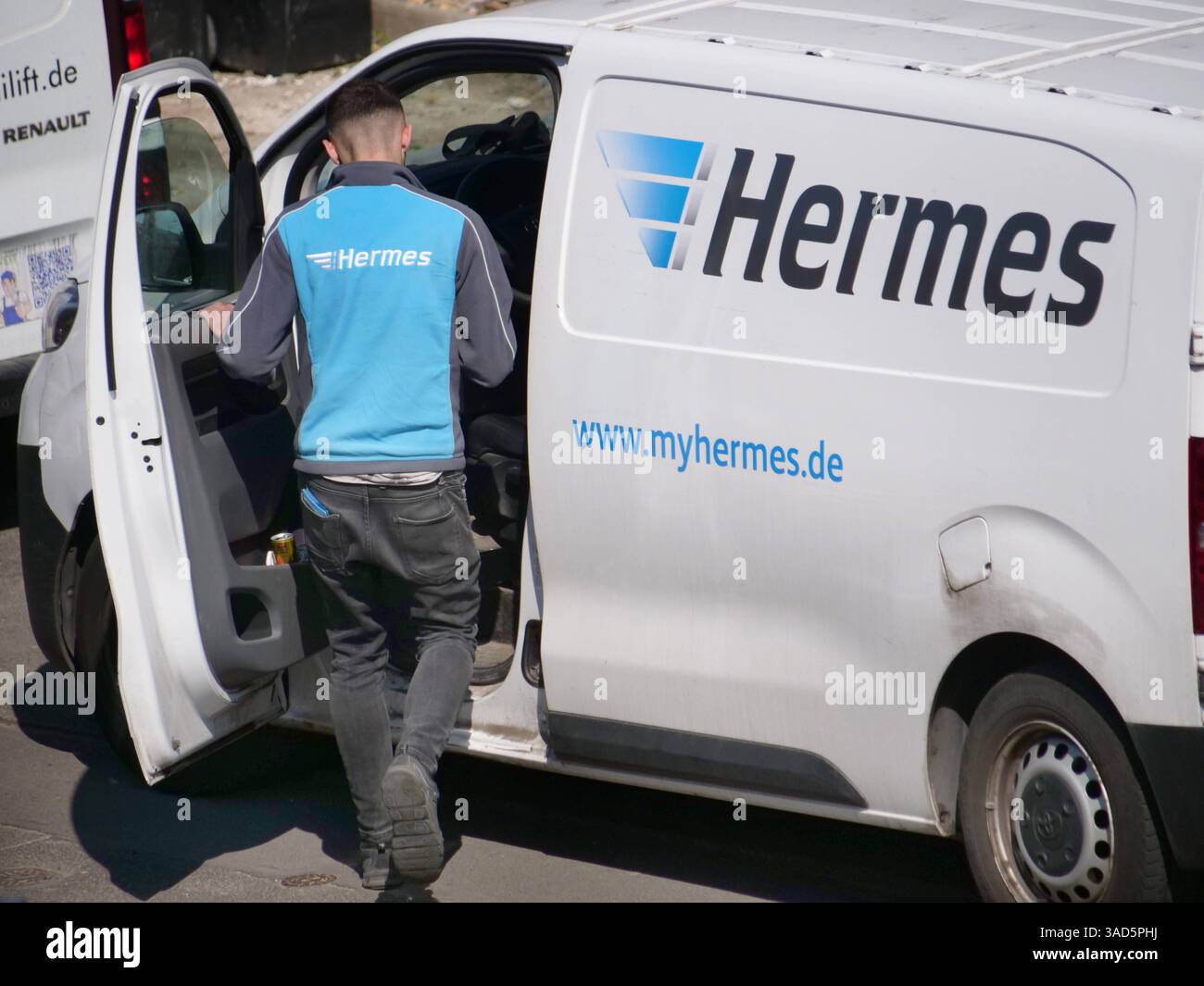 Hermes Paketfahrer bei der Auslieferung. Hermes *** Hermes parcel ...