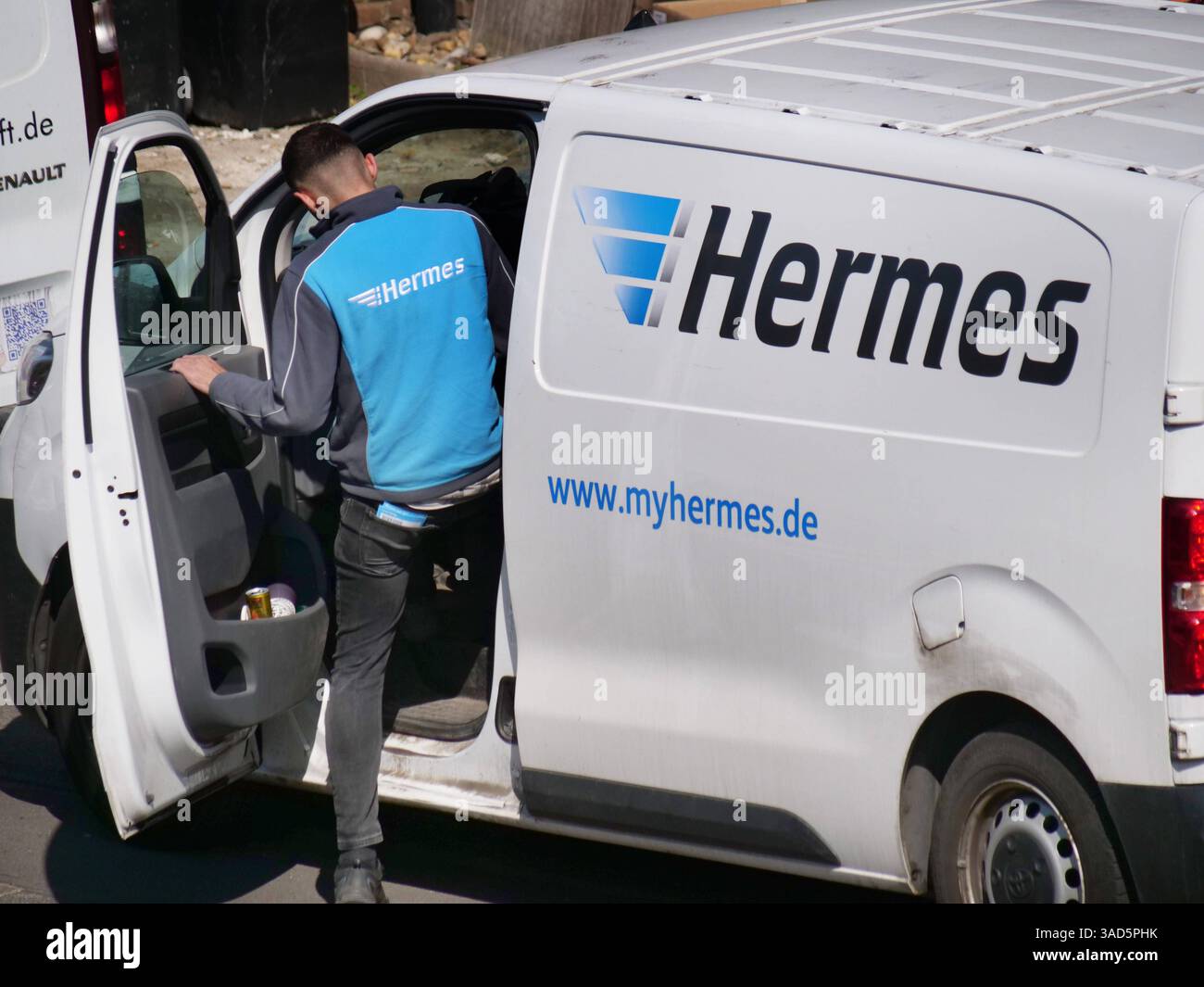 Hermes Paketfahrer bei der Auslieferung. Hermes *** Hermes parcel ...