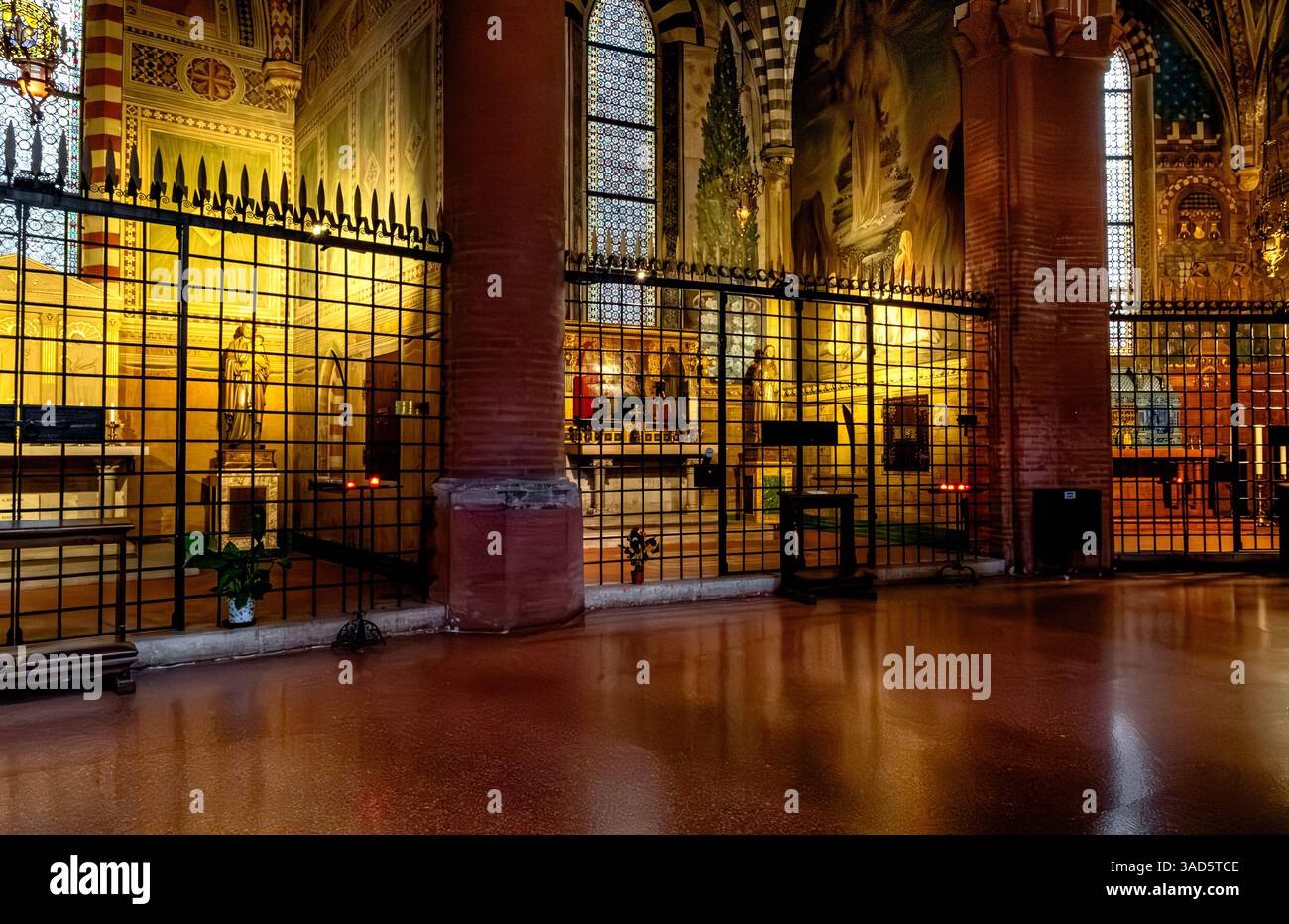 Side chapels inside The Basilica of San Francesco, one of the best ...
