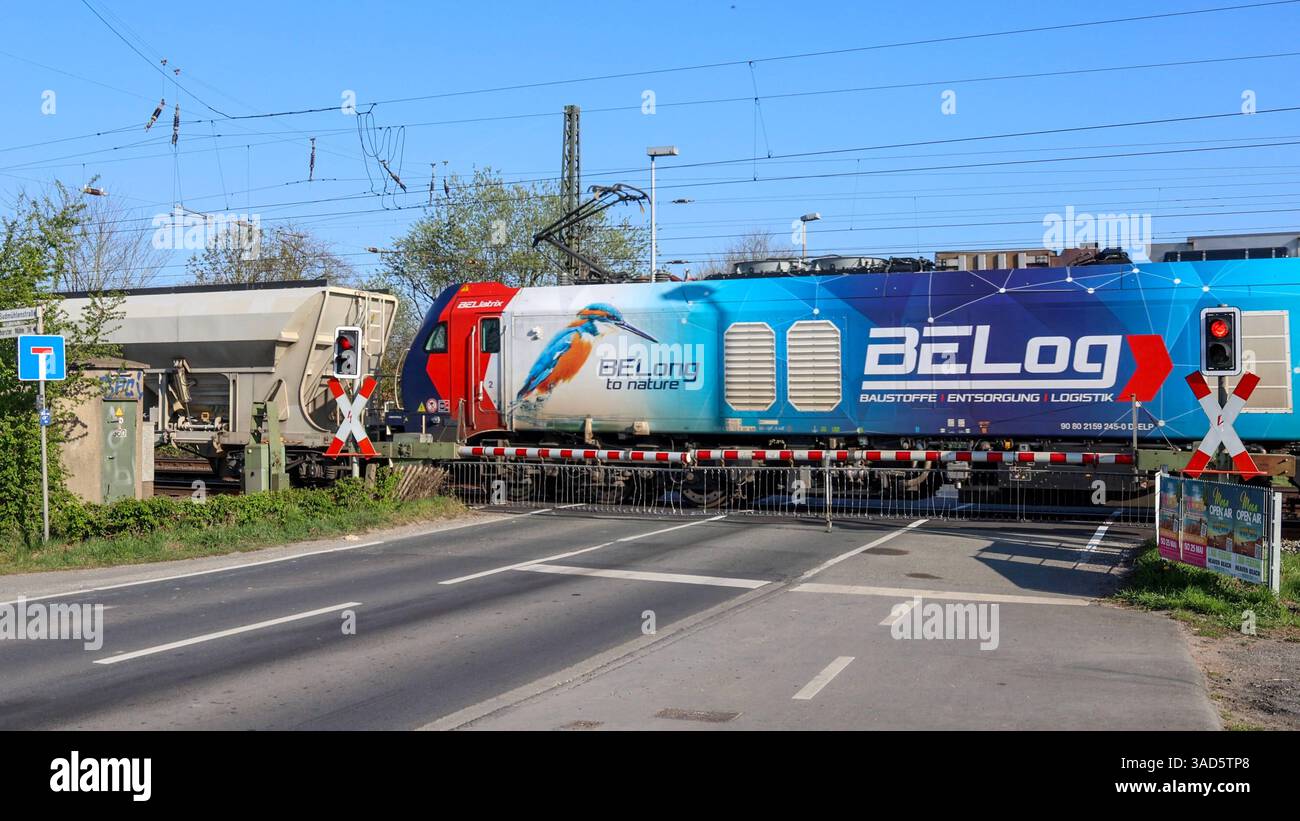 Eisenbahnverkehr auf der Bahnstrecke Münster Osnabrück - Bahnübergang ...
