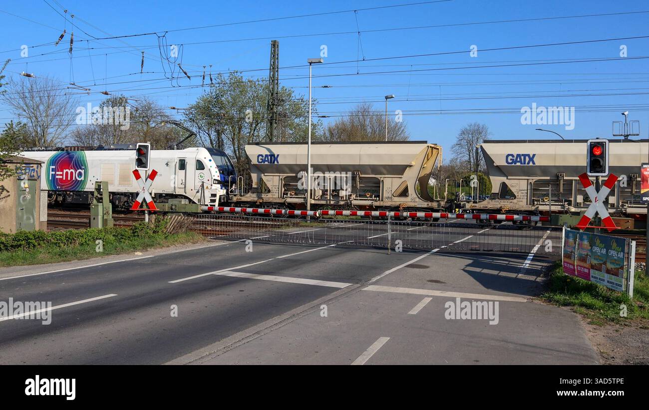 Eisenbahnverkehr auf der Bahnstrecke Münster Osnabrück - Bahnübergang ...