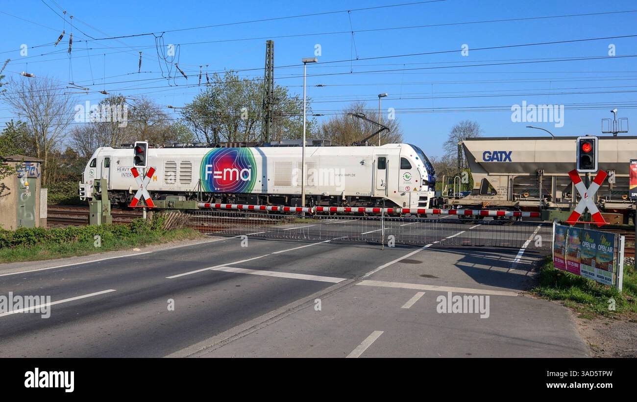 Eisenbahnverkehr auf der Bahnstrecke Münster Osnabrück - Bahnübergang ...
