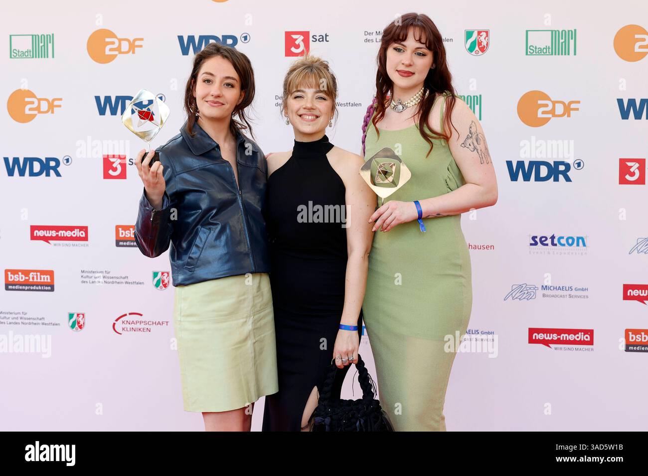 Marie Bloching, Elsa van Damke und Jana Forkel bei der 61. Verleihung ...