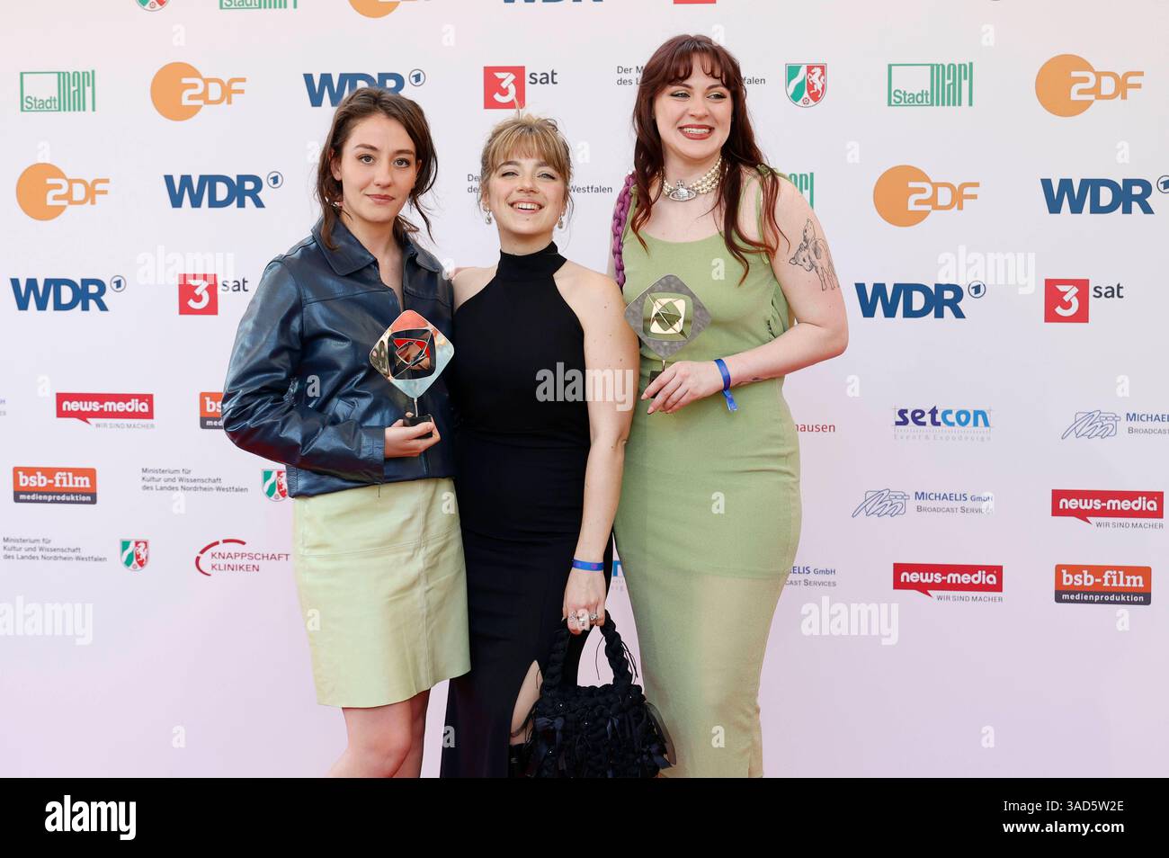 Marie Bloching, Elsa van Damke und Jana Forkel bei der 61. Verleihung ...