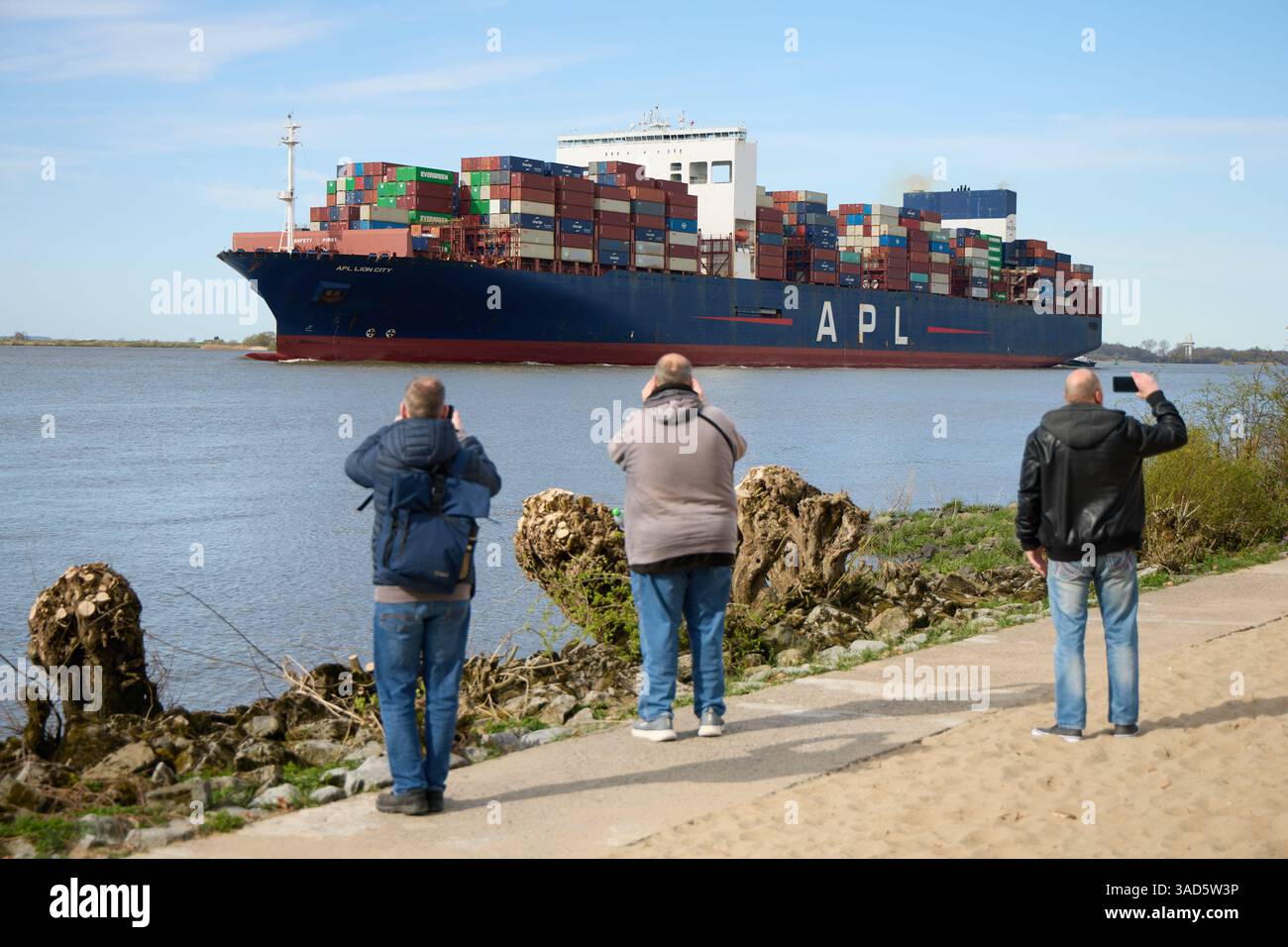 Hamburg, Germany. 05th Apr, 2025. Walkers photograph the Singapore ...