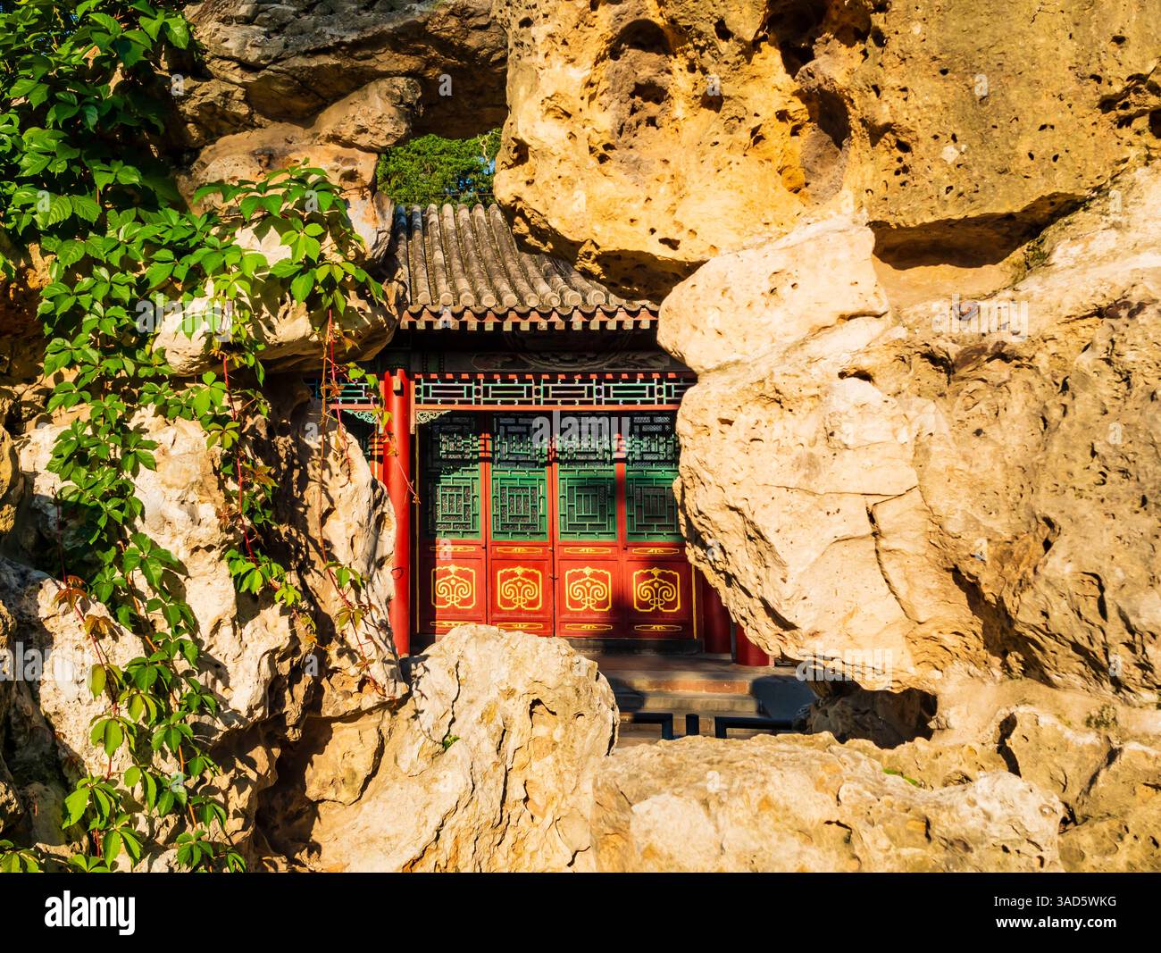 Glimpse traditional chinese garden hi-res stock photography and images ...
