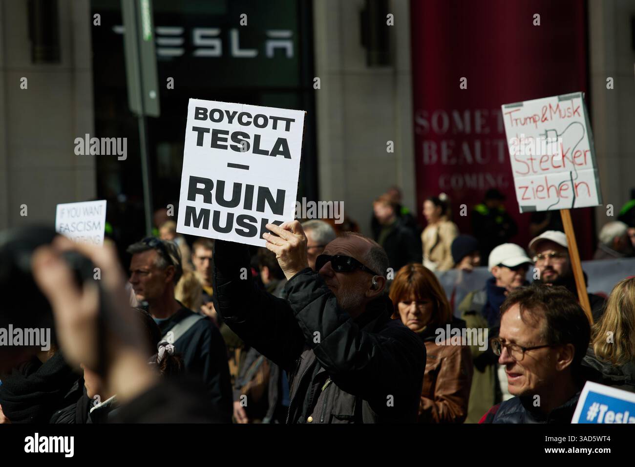 Berlin, Germany. 05th Apr, 2025. Environmental activists demonstrate ...